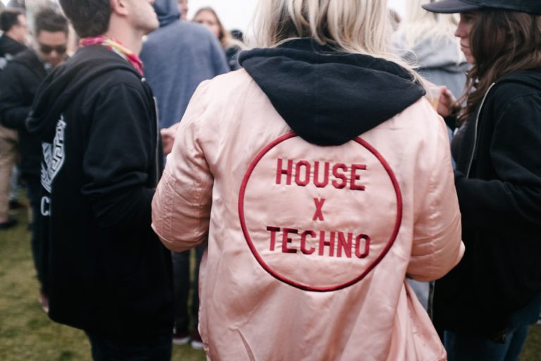 Costumes, music and kisses at CRSSD Festival 2017 - C-Heads Magazine