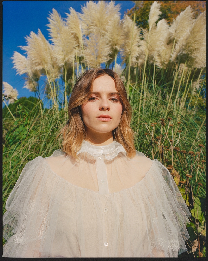 Gabrielle Aplin explores modernity and isolation on new track "Losing ...