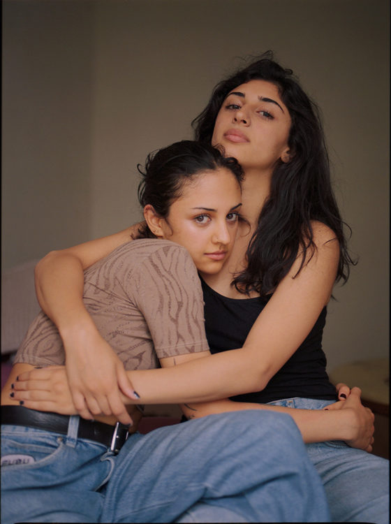 "Sisterhood" intimately documents the natural bonds of sisters - C ...