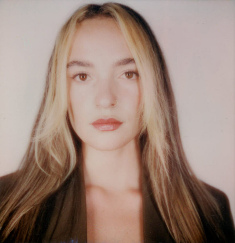 Video Premiere: néomí talks about "skipping stone", forgiveness and ...