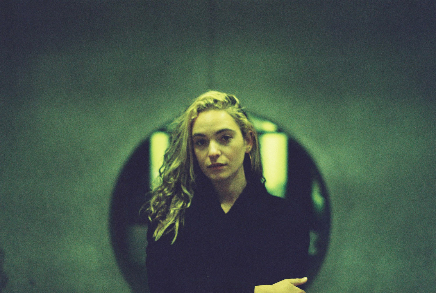 Video Premiere: néomí talks about "skipping stone", forgiveness and ...